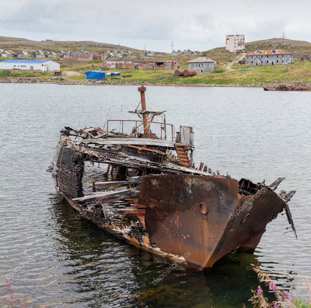 Barco podrido y abandonado en una bahía de mar sobre el fondo de un ...