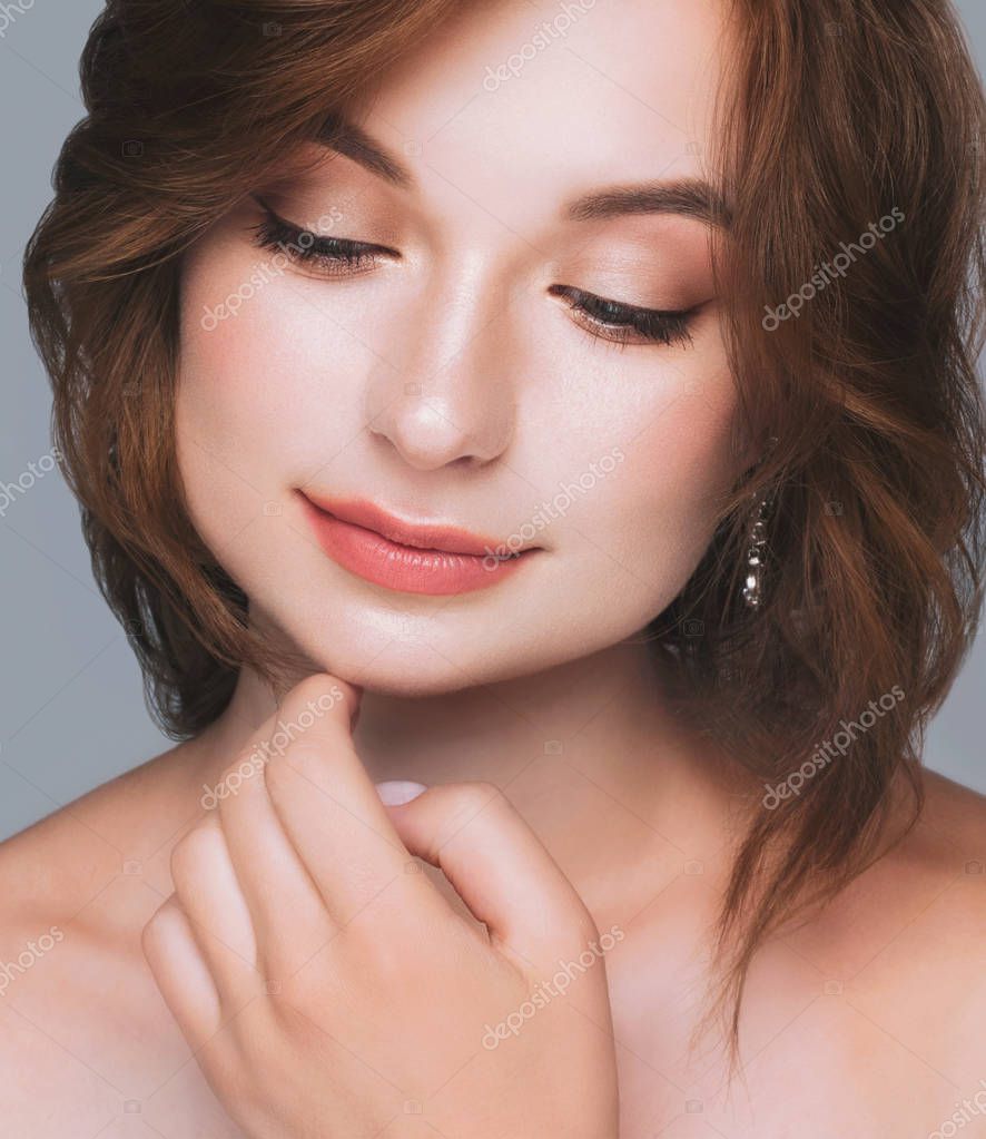 Hermoso retrato de cerca de la cara de la mujer joven con la piel limpia y fresca. Retrato ...