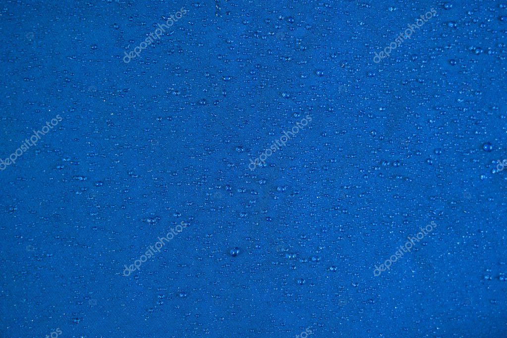 Vista de la textura de la ropa impermeable sintética azul. Dro de agua 2023