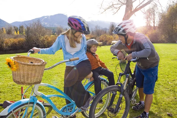 Biking family Stock Photos, Royalty Free Biking family Images | Depositphotos
