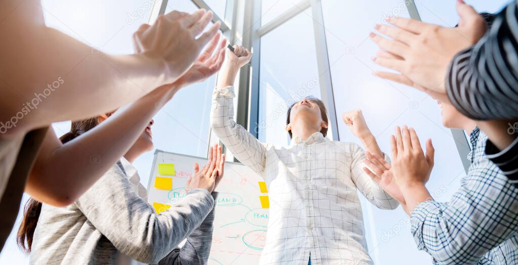 líder mujer de negocios asiática inteligente en una reunión informal ...