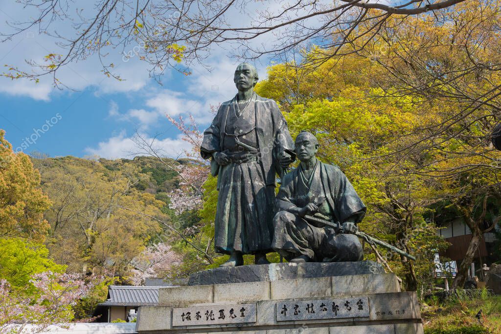 Kyoto, Japón - Estatuas de Sakamoto Ryoma y Nakaoka Shintaro en el Parque Maruyama en Kyoto ...