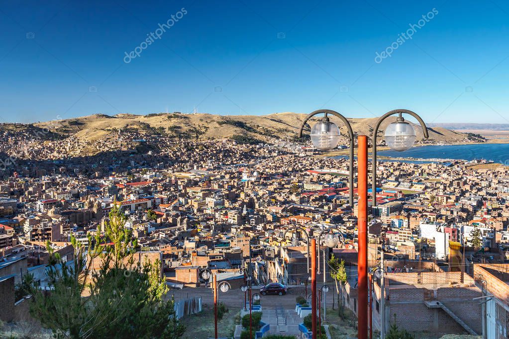 Vista aérea de la ciudad de Puno con el Lago Titicaca desde el Mirador El Cóndor. 2022