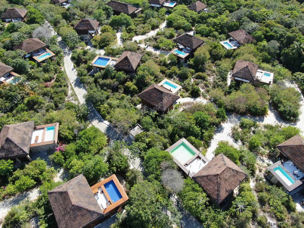 Vista aérea de villa de lujo con piscina en bosque tropical. Villa tropical privada con piscina ...