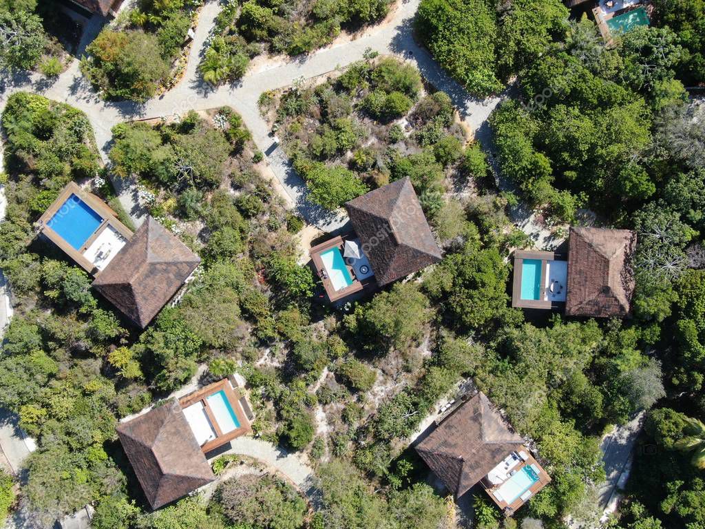 Vista aérea de villa de lujo con piscina en bosque tropical. Villa tropical privada con piscina ...