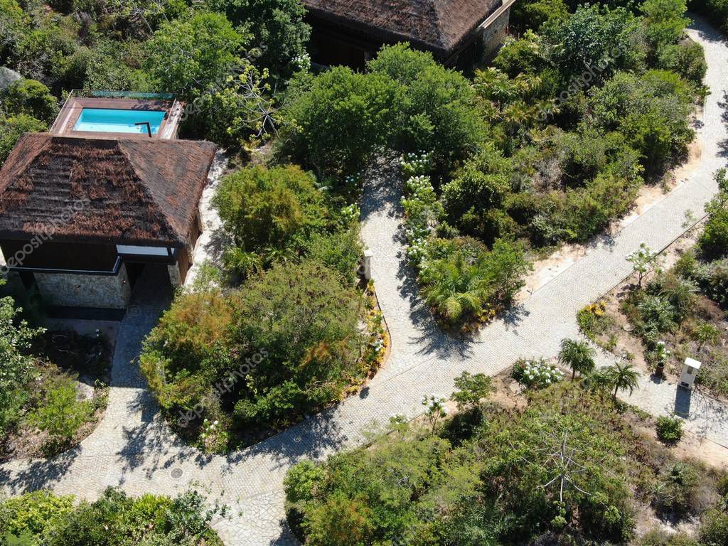 Vista aérea de villa de lujo con piscina en bosque tropical. Villa tropical privada con piscina ...