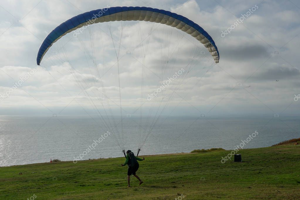 Hombre haciendo deporte (Para-planeador). Hombre parapente en el cielo ...