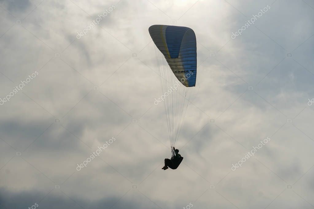 Hombre haciendo deporte (Para-planeador). Hombre parapente en el cielo ...