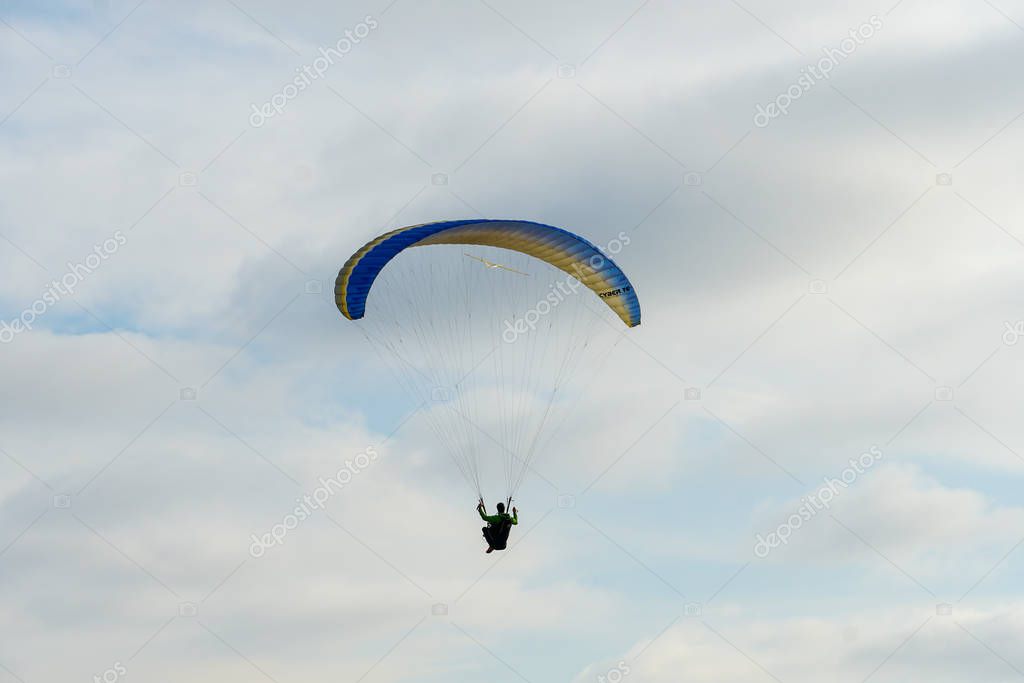 Hombre haciendo deporte (Para-planeador). Hombre parapente en el cielo ...