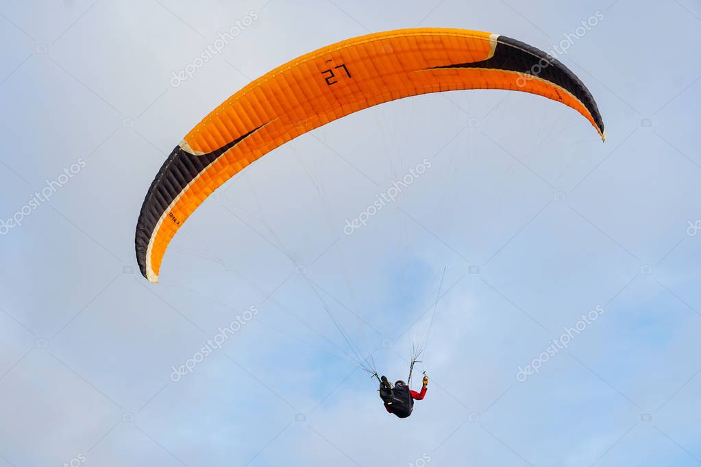 Hombre haciendo deporte (Para-planeador). Hombre parapente en el cielo ...