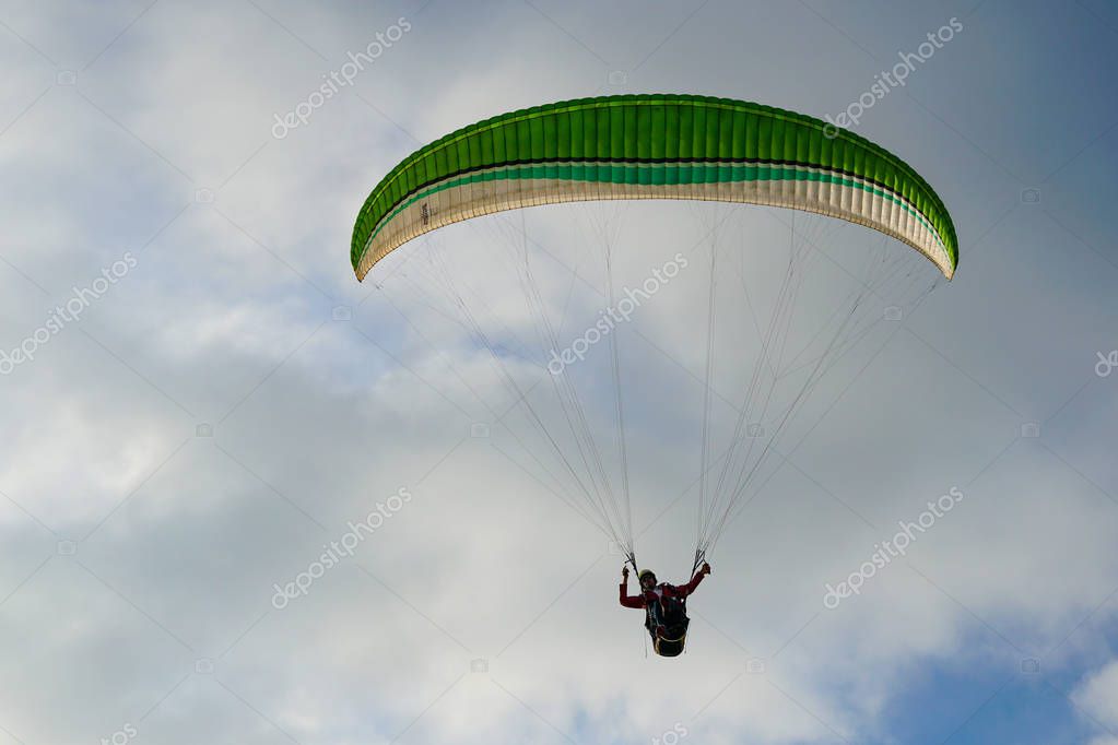 Hombre haciendo deporte (Para-planeador). Hombre parapente en el cielo ...