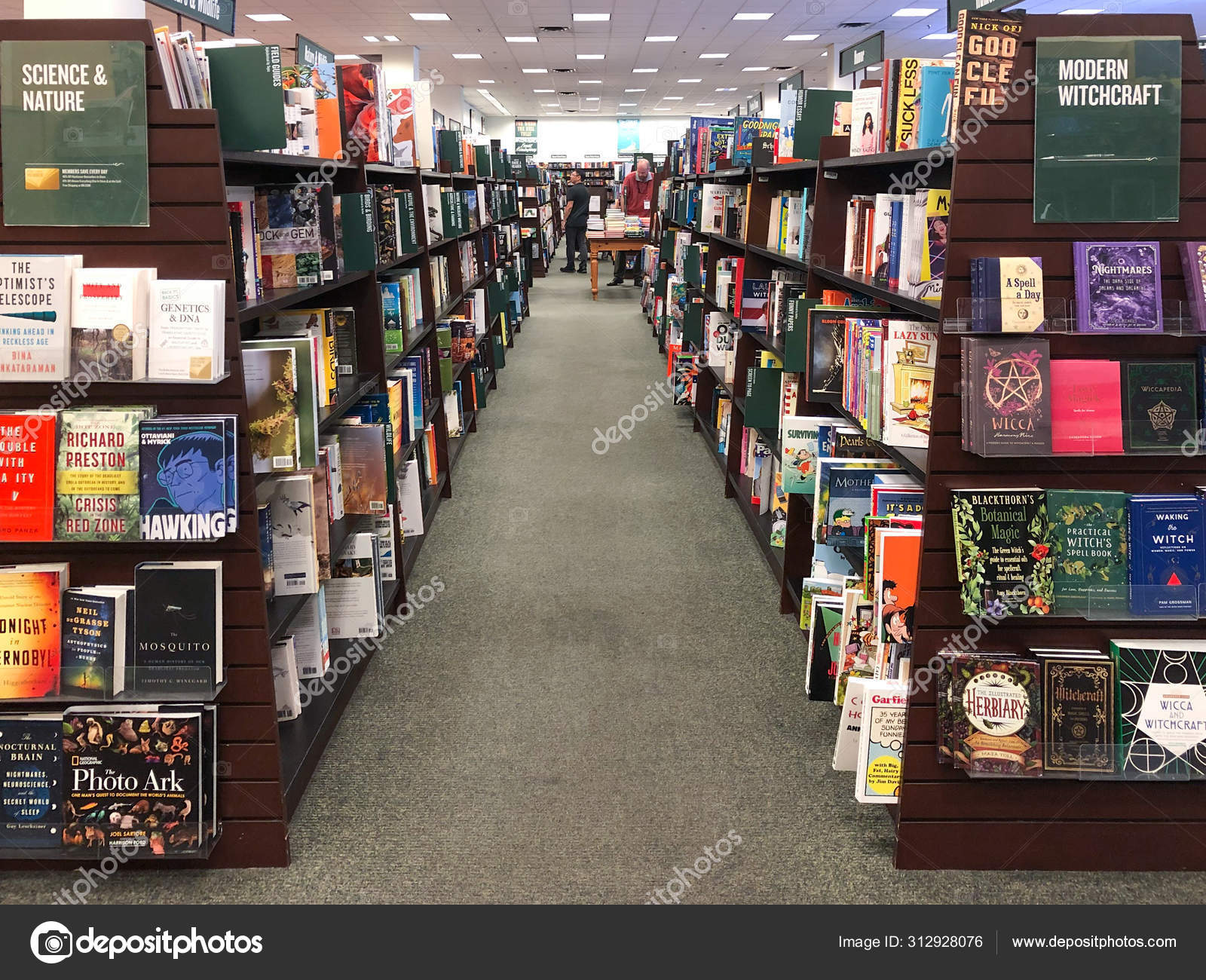 Rows of books lying on the shelves in bookshop — Stock Editorial Photo ...