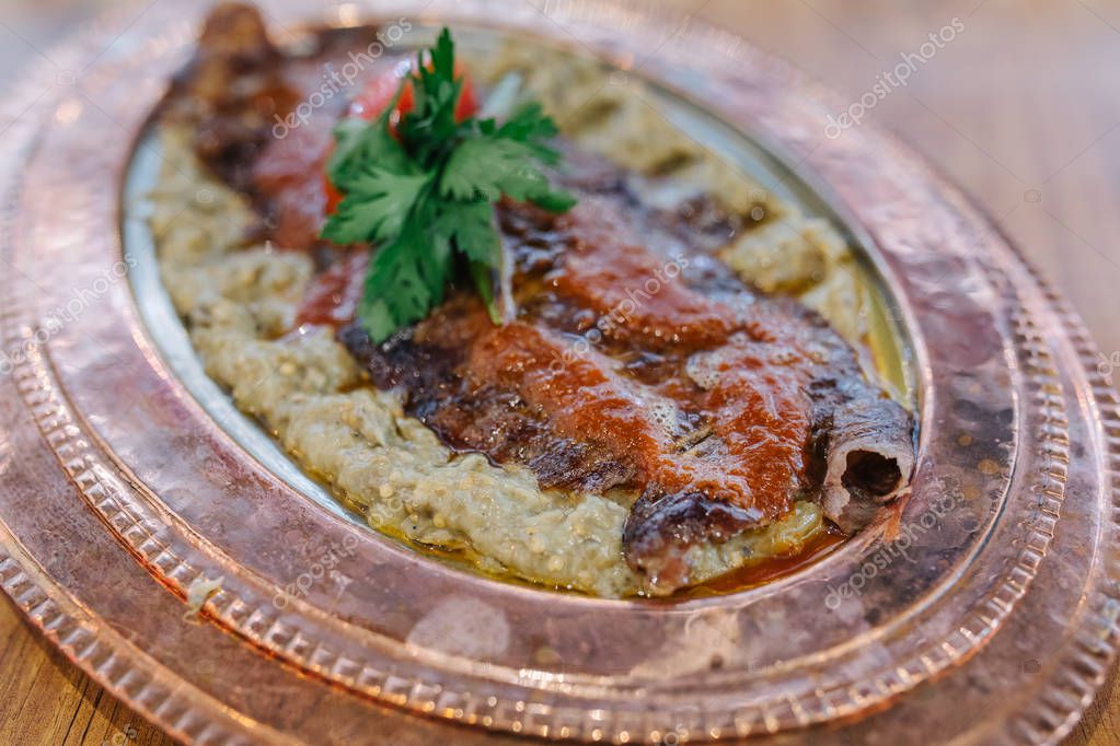 Tradicional turco Doner Kebab también conocido como iskender. Comida ...