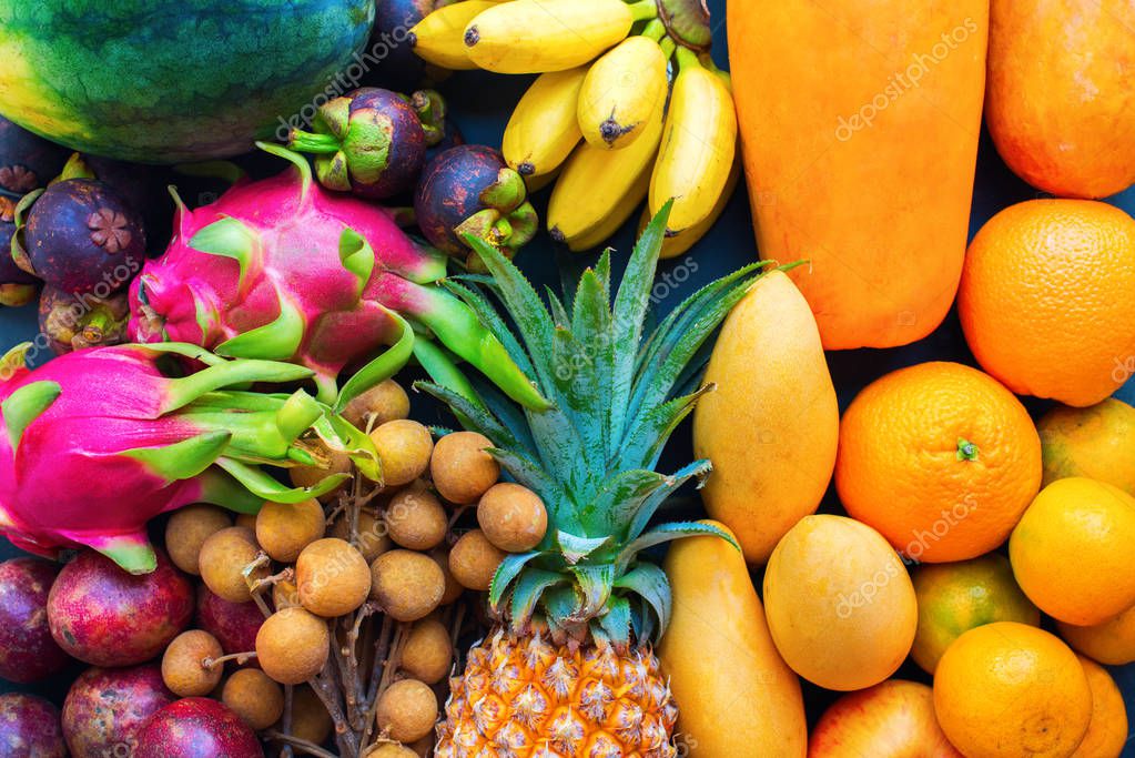 Conjunto de frutas tropicales exóticas orgánicas frescas en oscuro 2023
