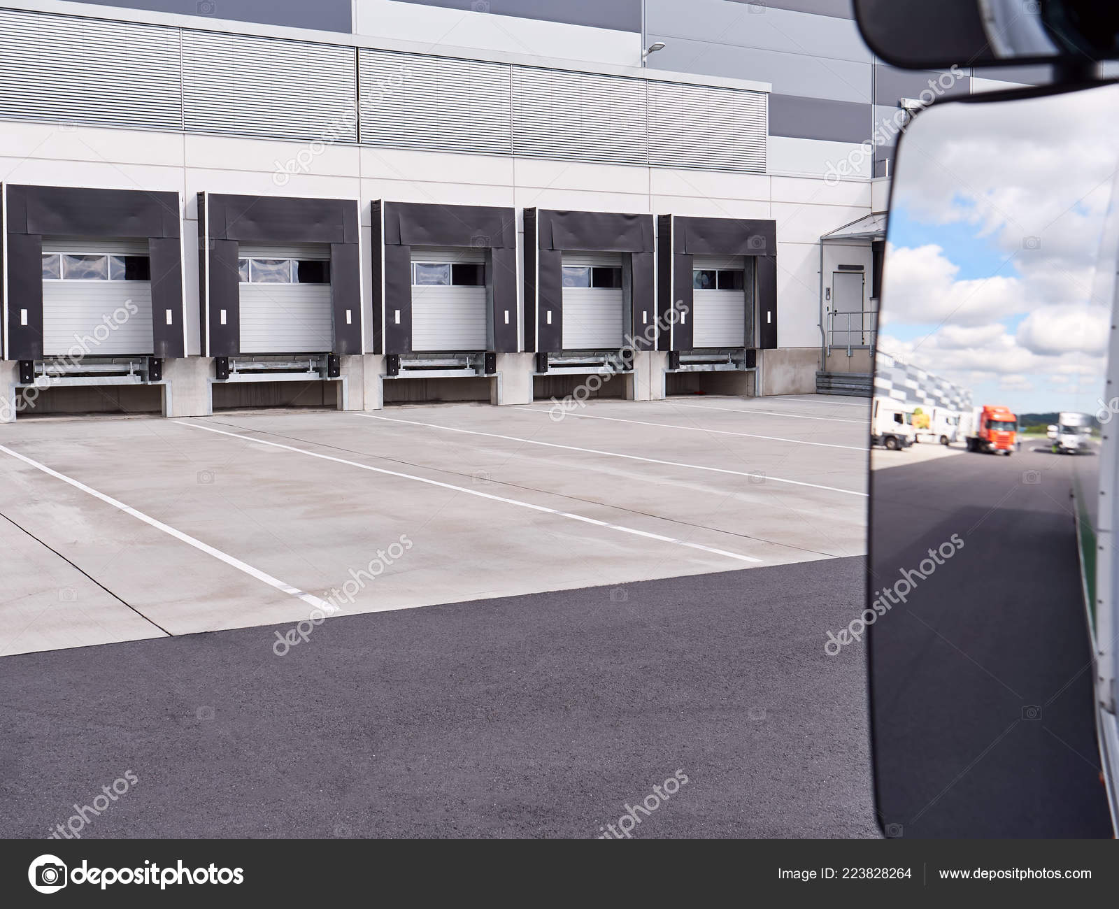 Loading and unloading ramps at large distribution and logistic ...