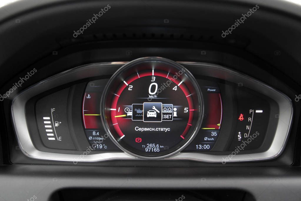 Velocímetro y tacómetro en el salpicadero de un coche 2022