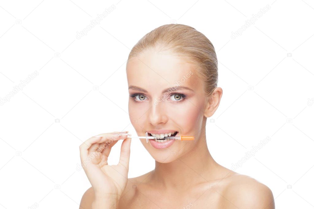 Doctor inyectando en una cara hermosa de una mujer joven. Cirugía ...