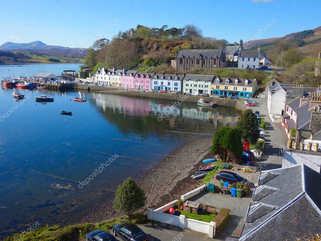 Portree, Isla de Skye, hermosa zona portuaria: muestra la zona principal de navegación y las ...