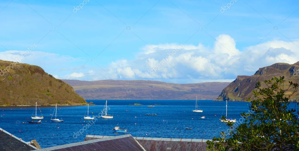 Portree, Isla de Skye, hermosa zona portuaria tomada en abril de 2018 que muestra la principal ...