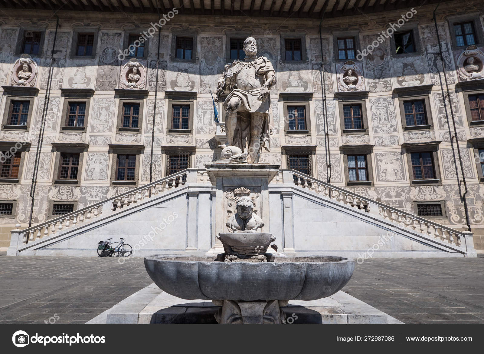 Statue Cosimo Medici Grand Duke Tuscany Piazza Dei Cavalieri Pisa Stock ...