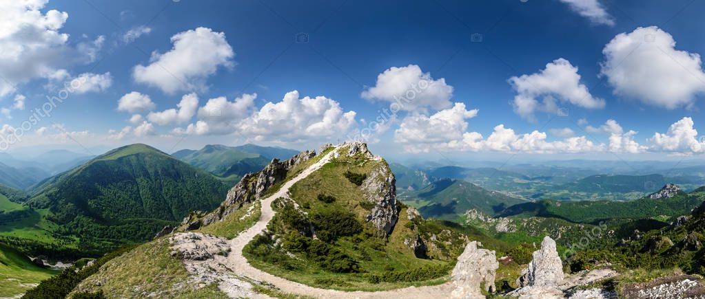 El sendero en la colina Gran Rozsutec en el valle del Vratna en el ...