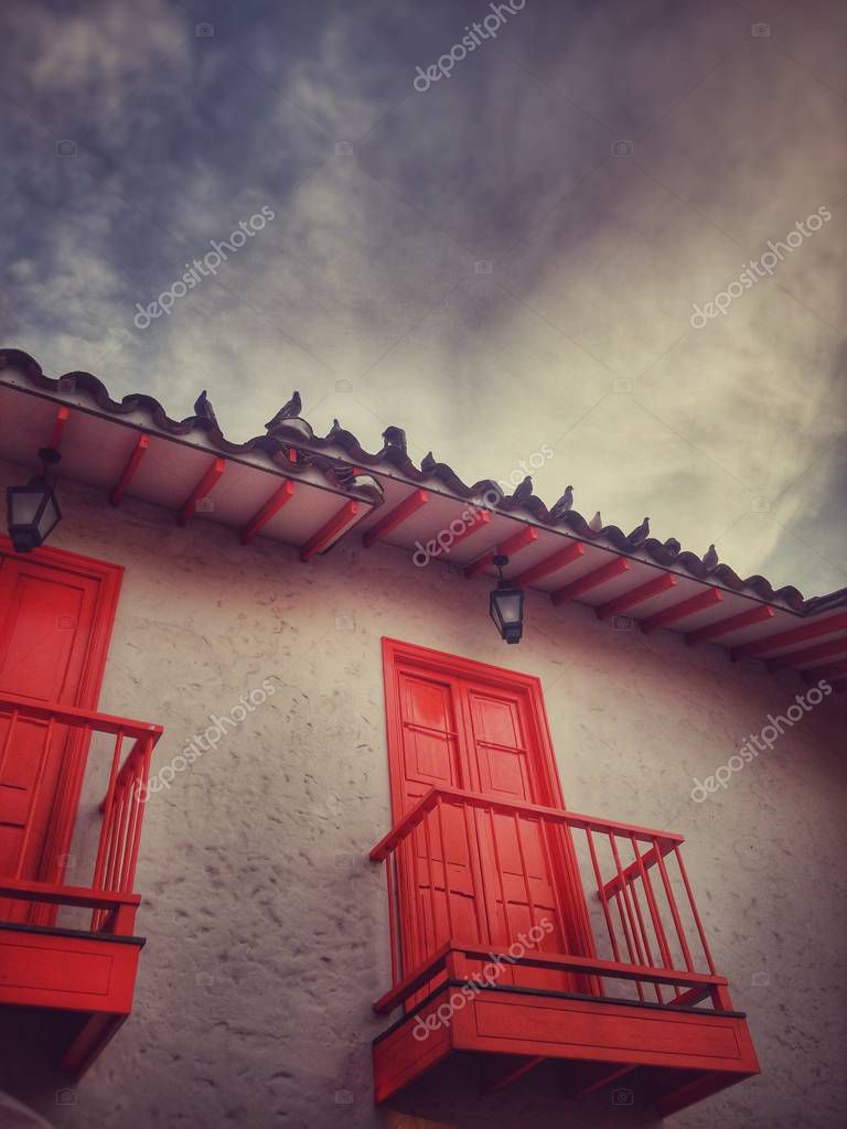Típica casa colombiana de estilo colonial tradicional con ventanas y ...