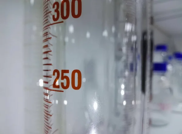 Tubo de ensayo volumétrico de gran volumen (500 mL) con detalle de las ...