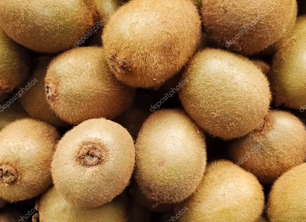 Grupo apilado de kiwis, kiwi o grosella china, que es una baya ...