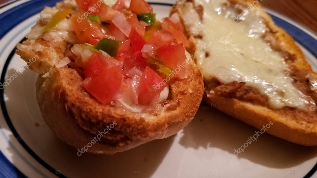 Primer plano de un par de molletes. Deliciosa comida típica mexicana ...
