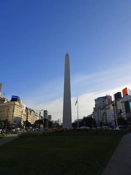 El Obelisco de Buenos Aires es un monumento histórico considerado un icono de la ciudad de ...