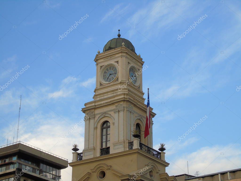 Reloj de estilo colonial ubicado en la Plaza de Armas de Santiago de ...
