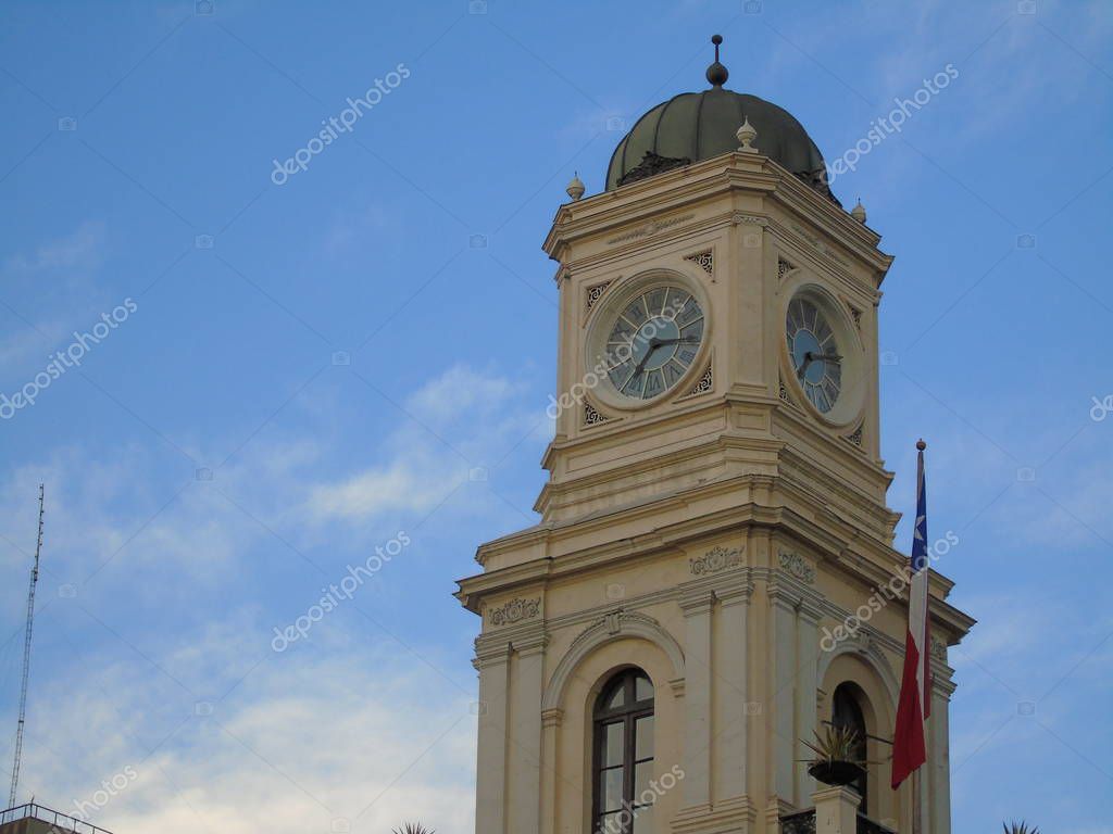 Reloj de estilo colonial ubicado en la Plaza de Armas de Santiago de ...