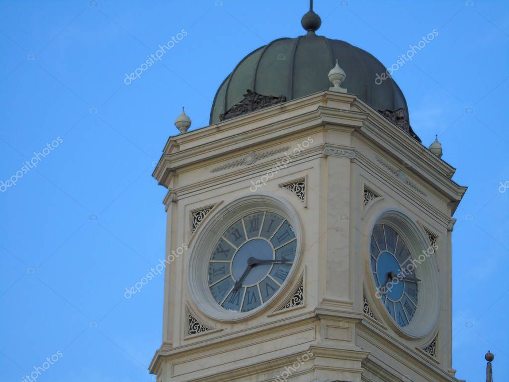 Reloj de estilo colonial ubicado en la Plaza de Armas de Santiago de ...