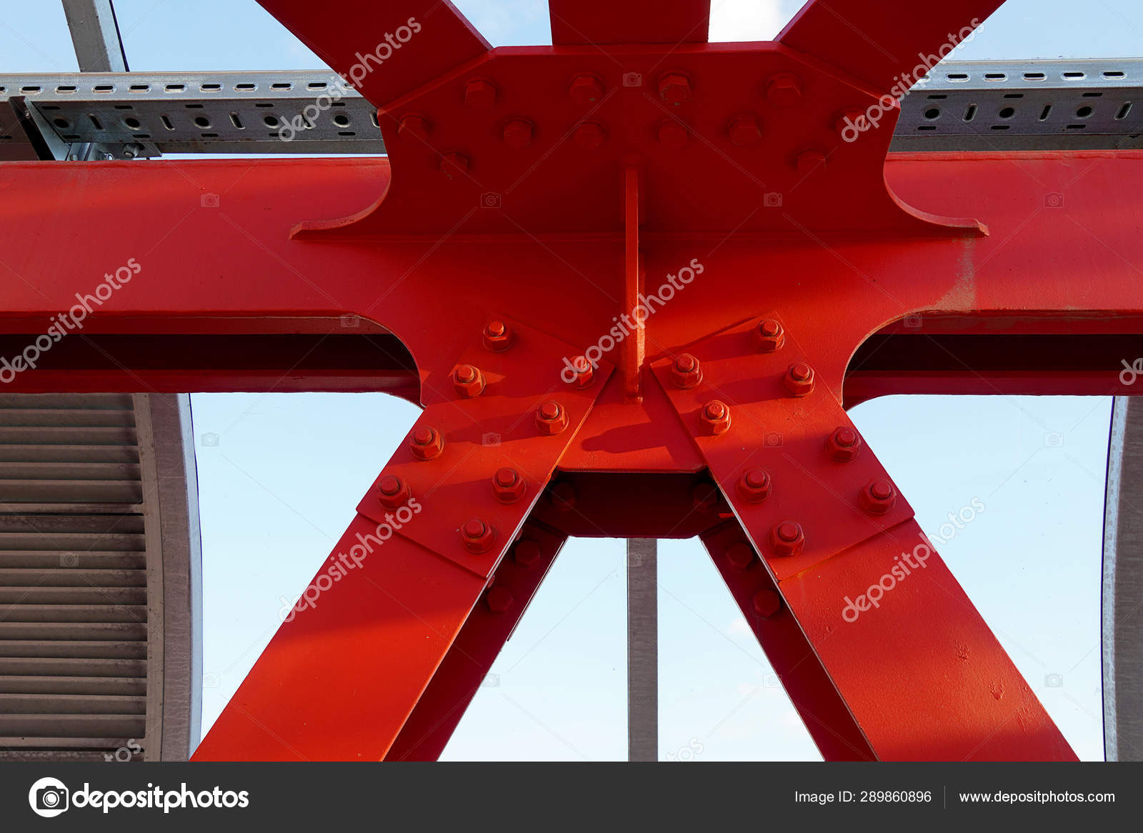 Poutres en fer rouge boulonnées. Raccordement asymétrique de plusieurs ...