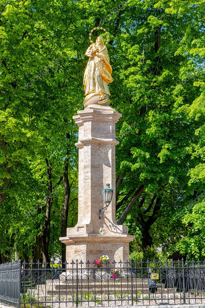 Columna mariana con la Virgen María estatua de oro en la parte superior ...