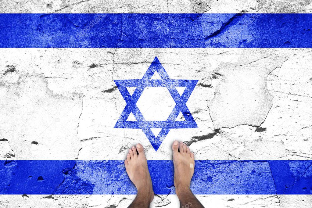 Vista superior de un hombre descalzo de pie sobre piso de cemento ...