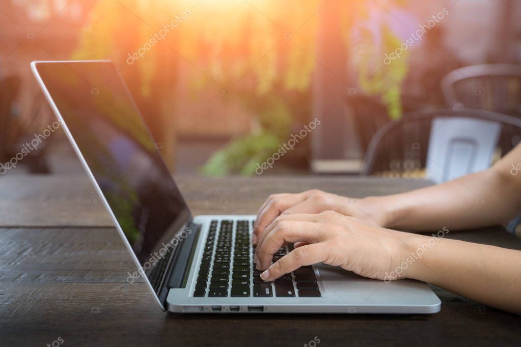 Imagen recortada de la mujer de negocios profesional que trabaja en su oficina a través de la ...