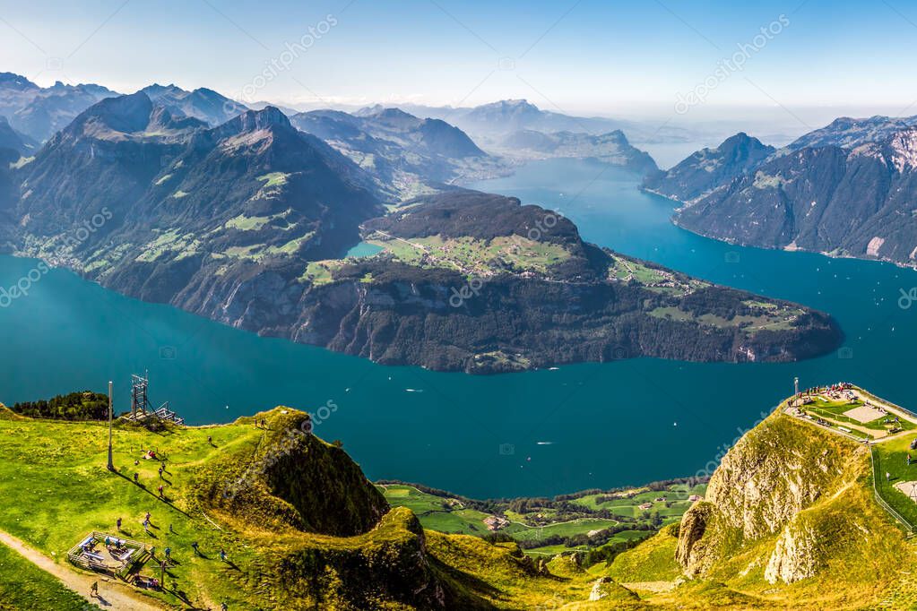 Fantástica vista al lago Lucerna con montañas Rigi y Pilatus, ciudad de ...