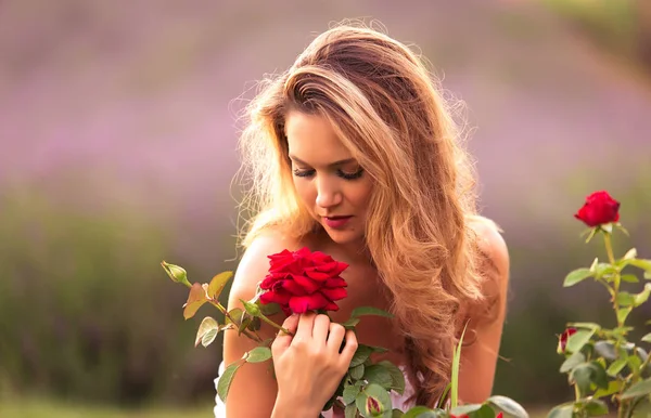 Mujer con una rosa fotos de stock, imágenes de Mujer con una rosa sin ...