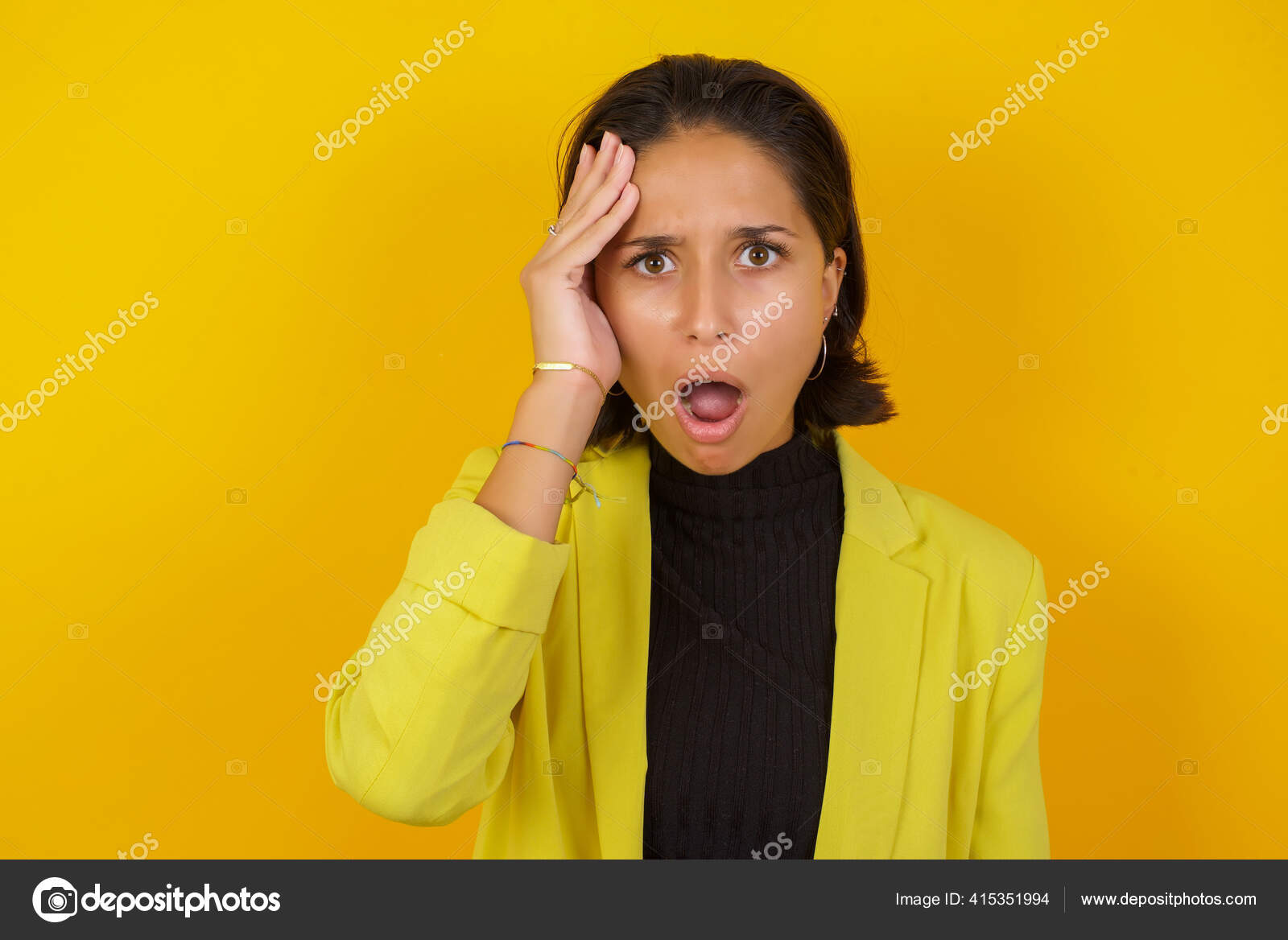 Mujer Atractiva Avergonzada Con Expresión Impactada Expresa Gran ...