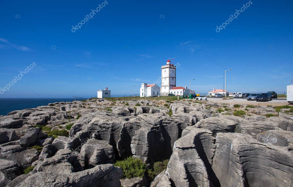 Fondo de vista de roca con el faro de Cape Carvoeiro, Peniche, Portugal ...