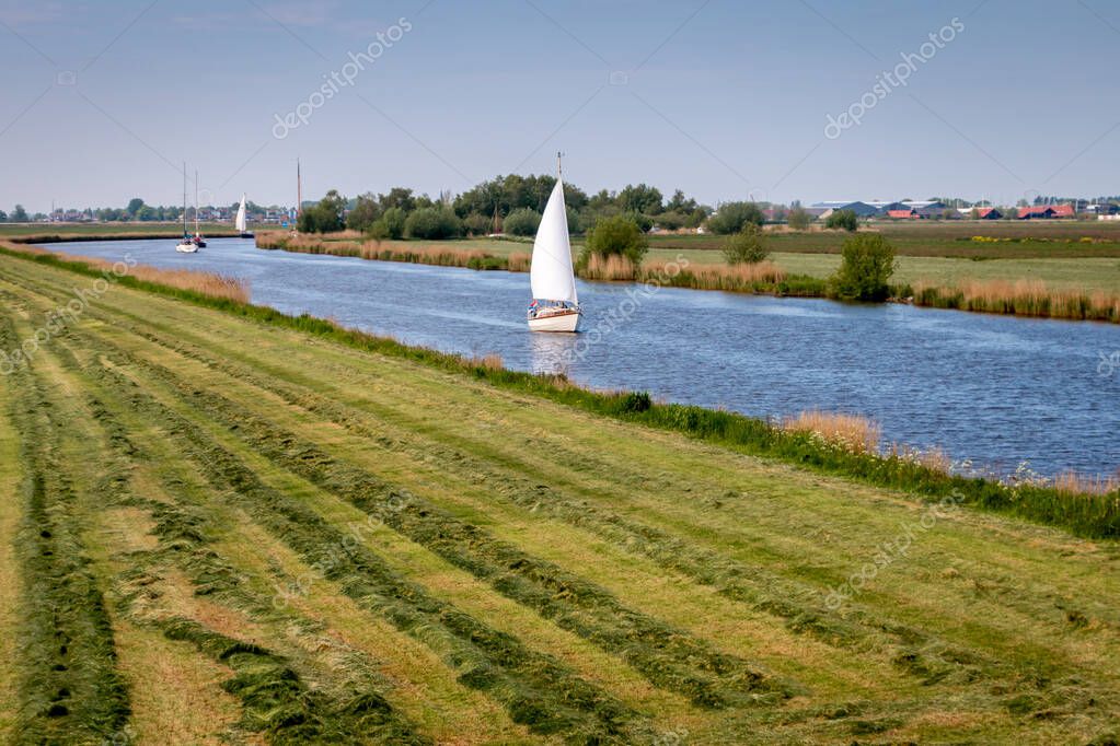 Países Bajos un país húmedo lleno de zanjas y canales, veleros y vastas ...