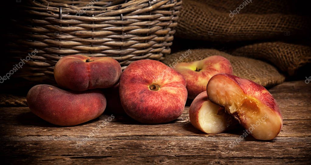 Melocotones de dona también conocidos como melocotones de Saturno en ...