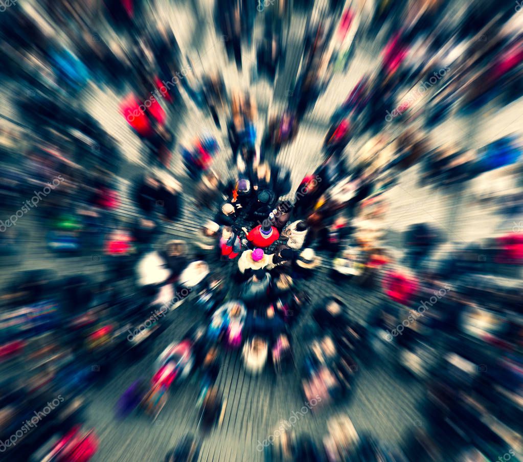 Vista superior de la multitud con efecto zoom en una persona en el ...