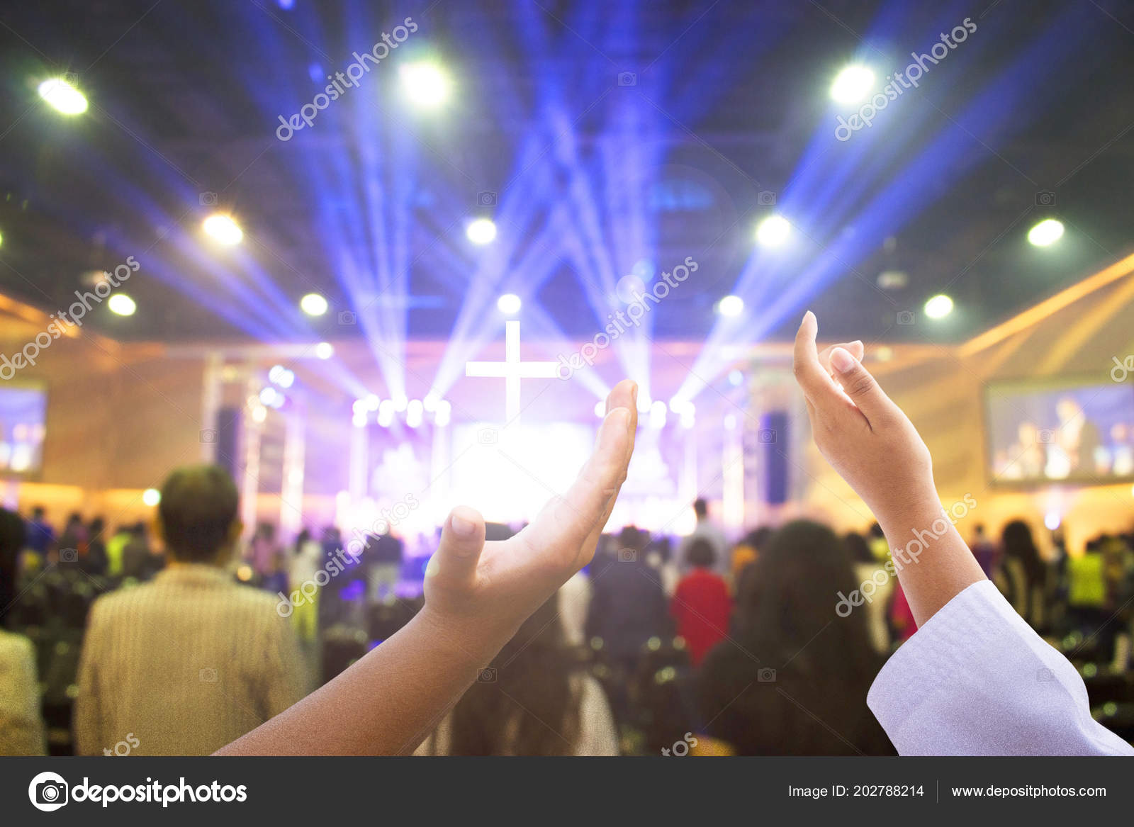 Enfoque Suave Del Grupo Personas Cristianas Levantar Las Manos Adorar ...