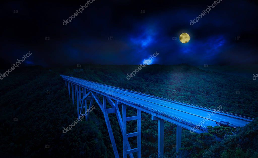 Puente de Bacunayagua, Cuba. El puente divide la provincia de Matanzas ...