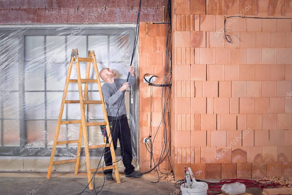 Fotos de Electricista Trabajo Instalando Cables Canal Ranura Junto Con ...