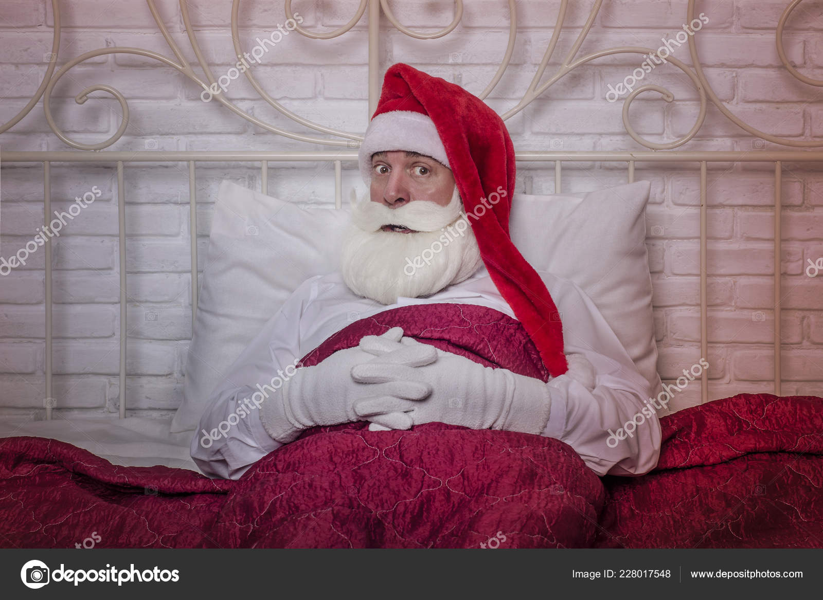 Santa Claus Sleeping White Bed Red Blanket Red Cap Background — Stock ...