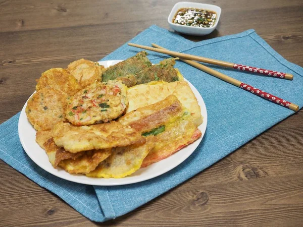 Modo de comida coreana jeon, Panqueques surtidos, albóndigas de estilo ...