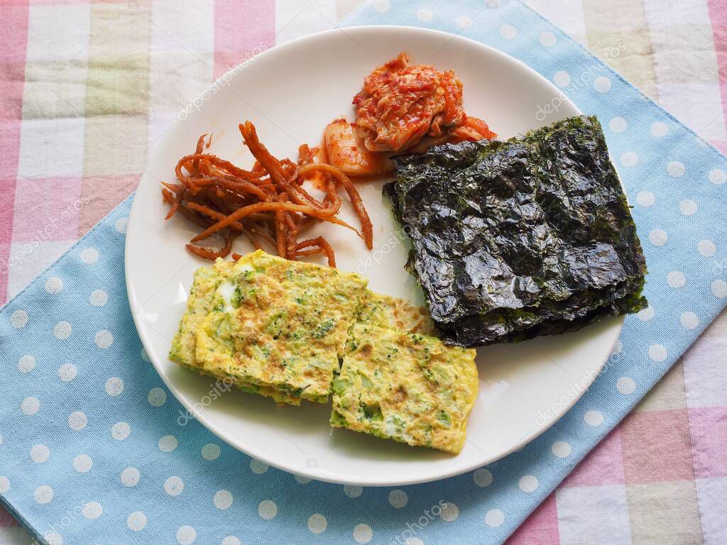 Algas de guarnición coreanas, rollo de huevo, kimchi, calamar 2022